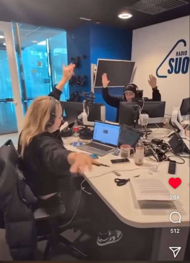 Tačno u 09:15 - Sve radio stanice, šoping molovi i brojne javne ...