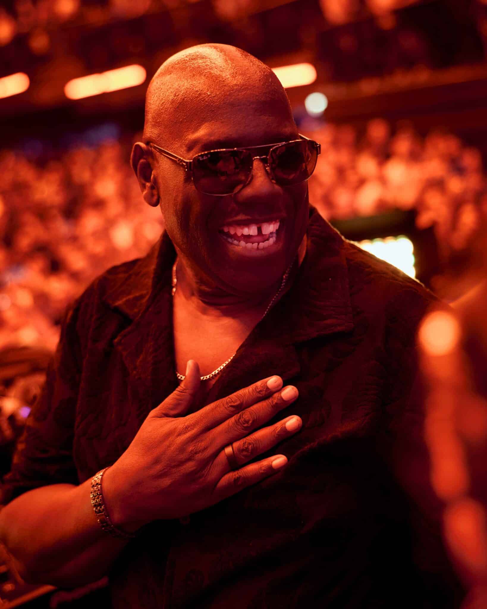 Carl Cox se zabavlja iza scene uz traku „Voodoo People“ grupe The ...